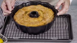 How to Remove a Cake From a Silicone Mold [Step by Step] - Cuisine Seeker